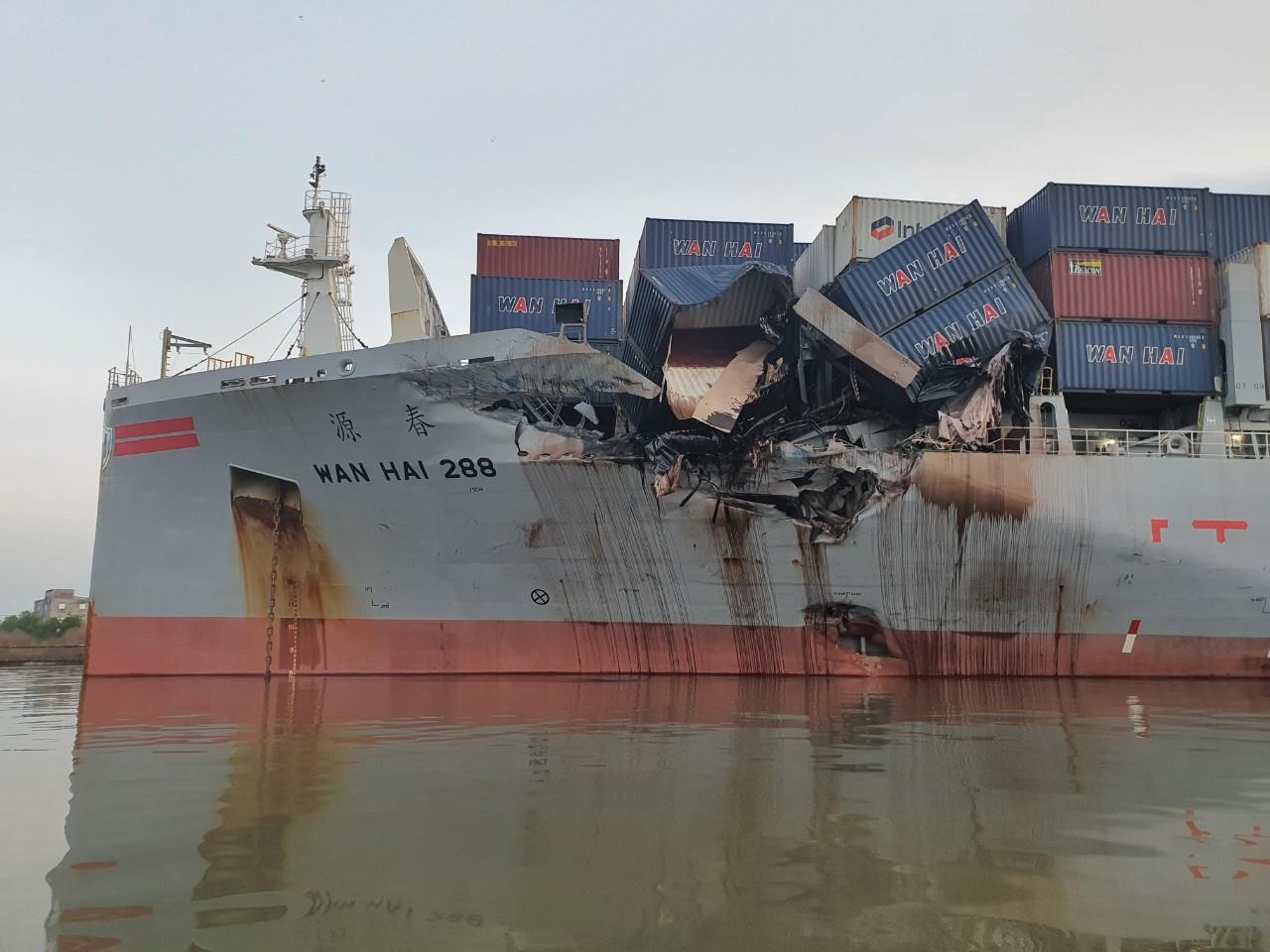 HAI TÀU CHỞ GẦN 2.000 CONTAINER ĐÂM NHAU TRÊN SÔNG LÒNG TÀU, TPHCM ...